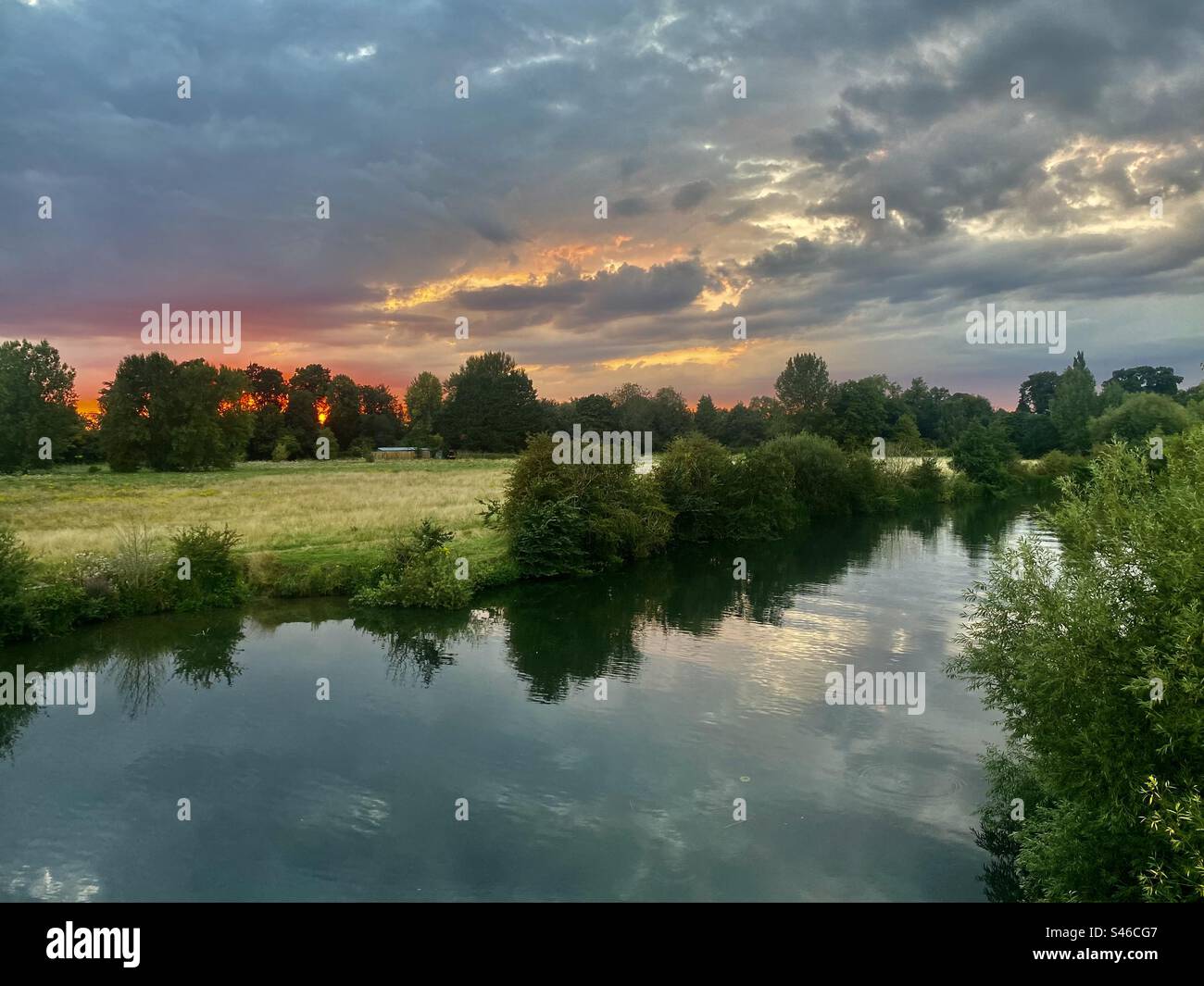 Dramatic skies at Wallingford over the river Thames Stock Photo - Alamy