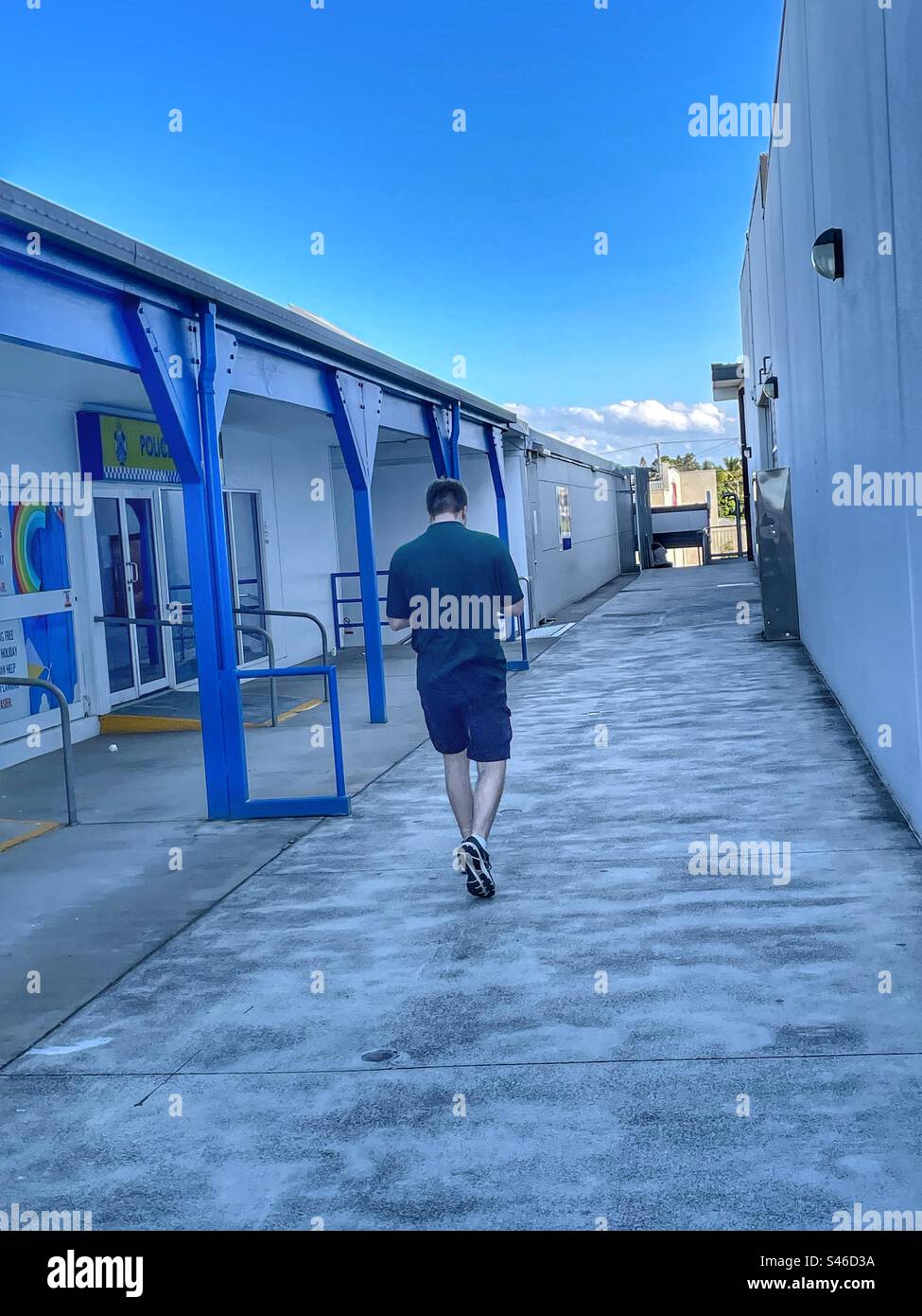 Walking man from behind hi-res stock photography and images - Alamy