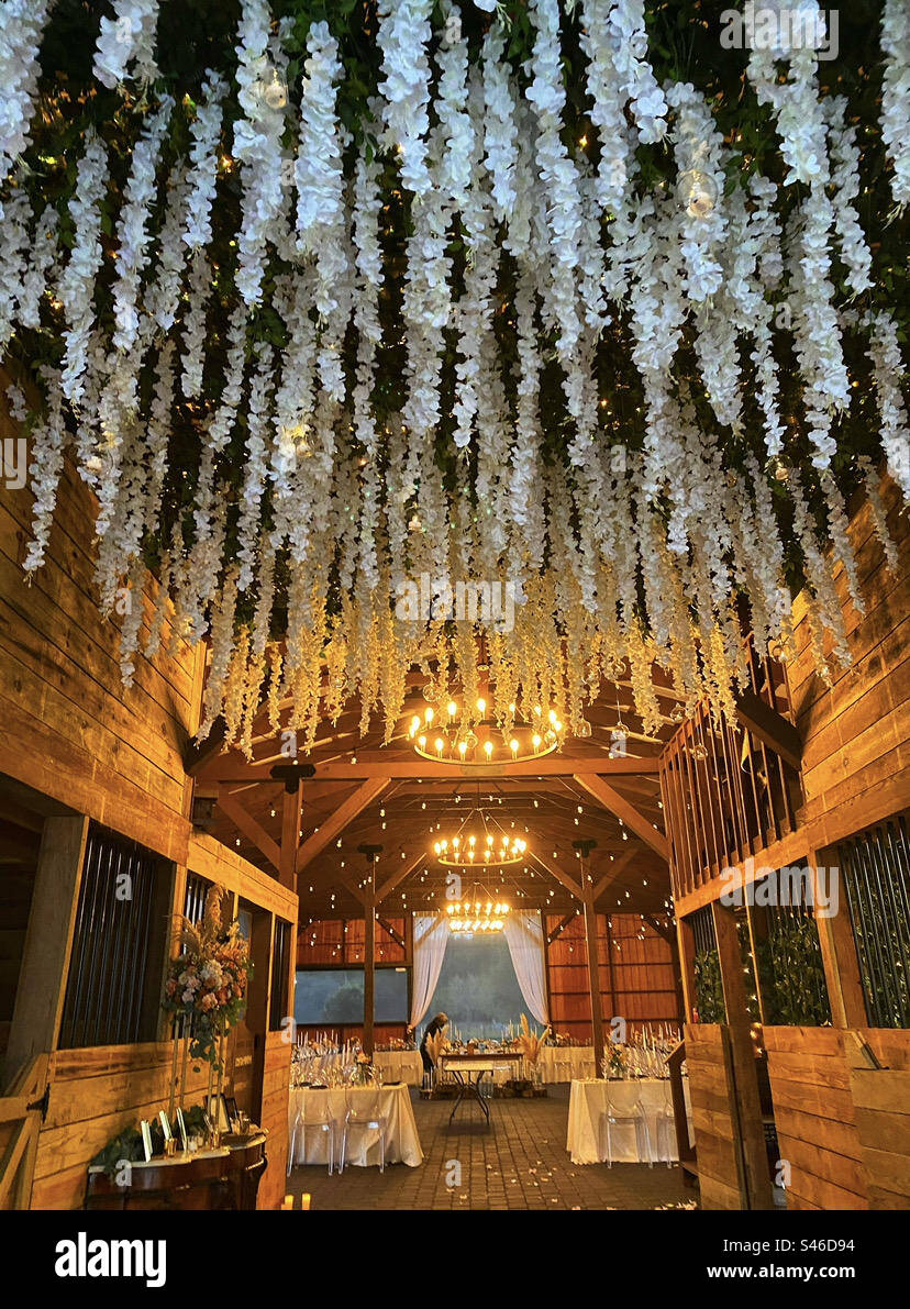 Farmhouse wedding hi-res stock photography and images - Alamy