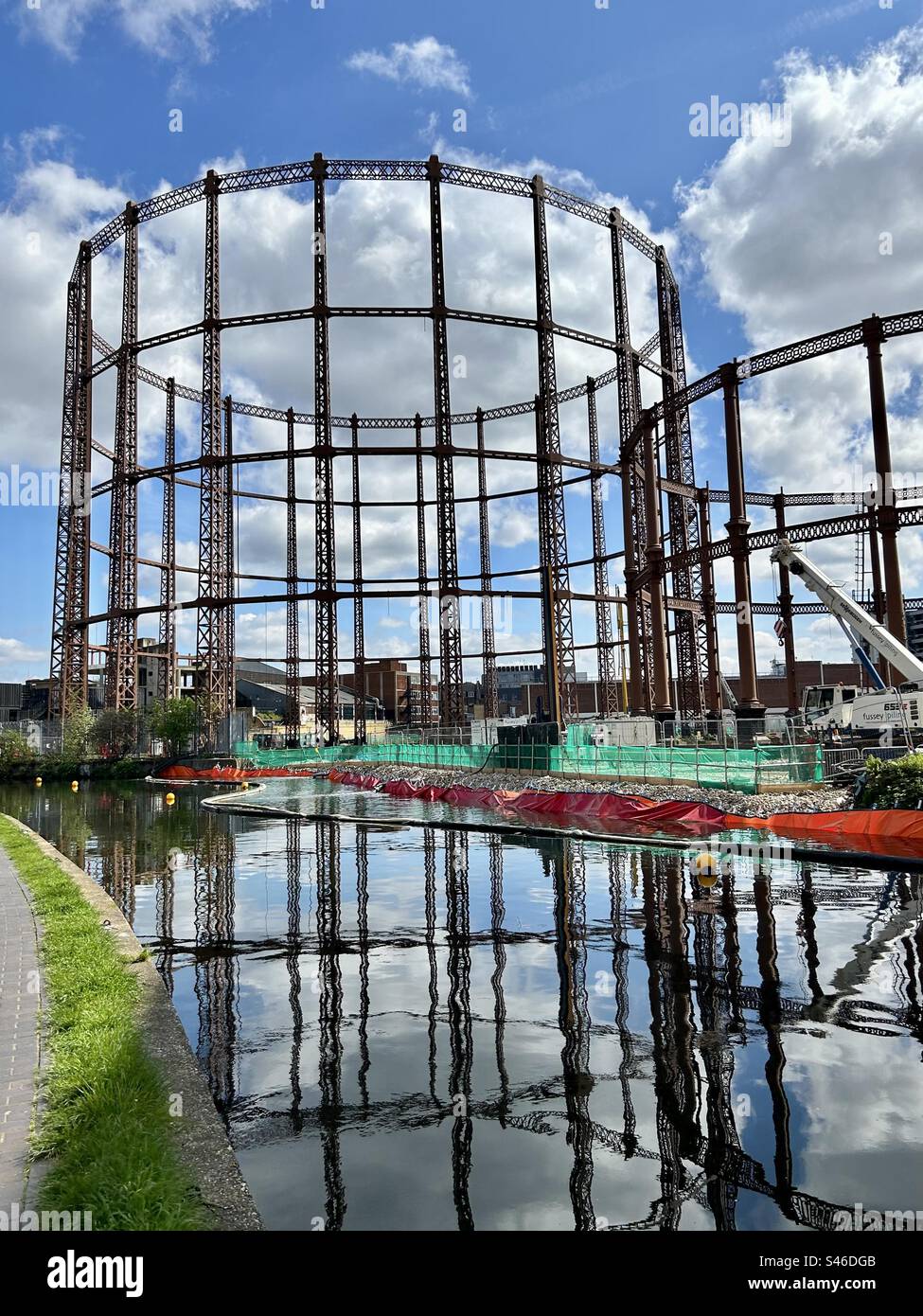 Canal london gas hi-res stock photography and images - Alamy