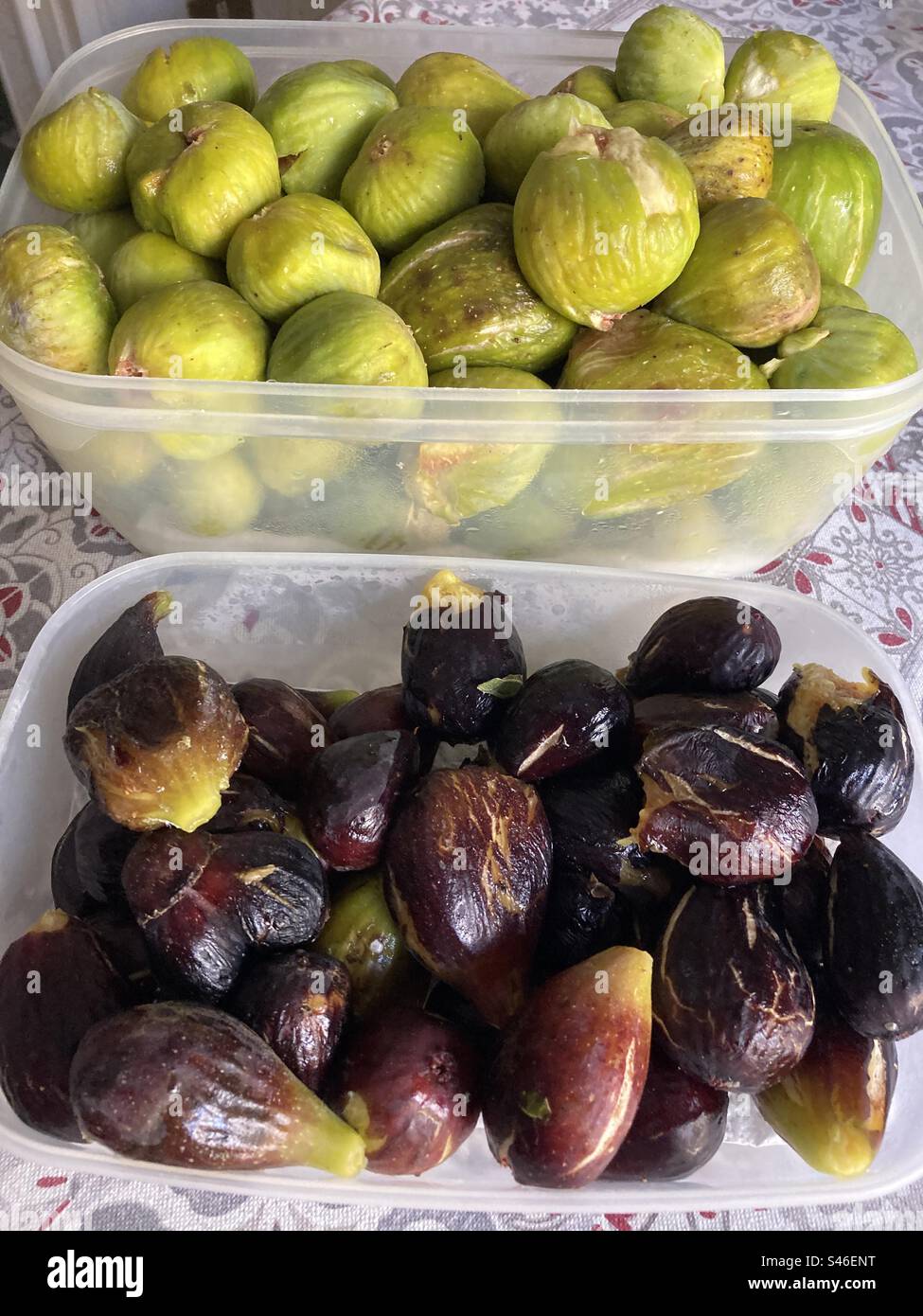 Two punnets of green and black figs Stock Photo - Alamy