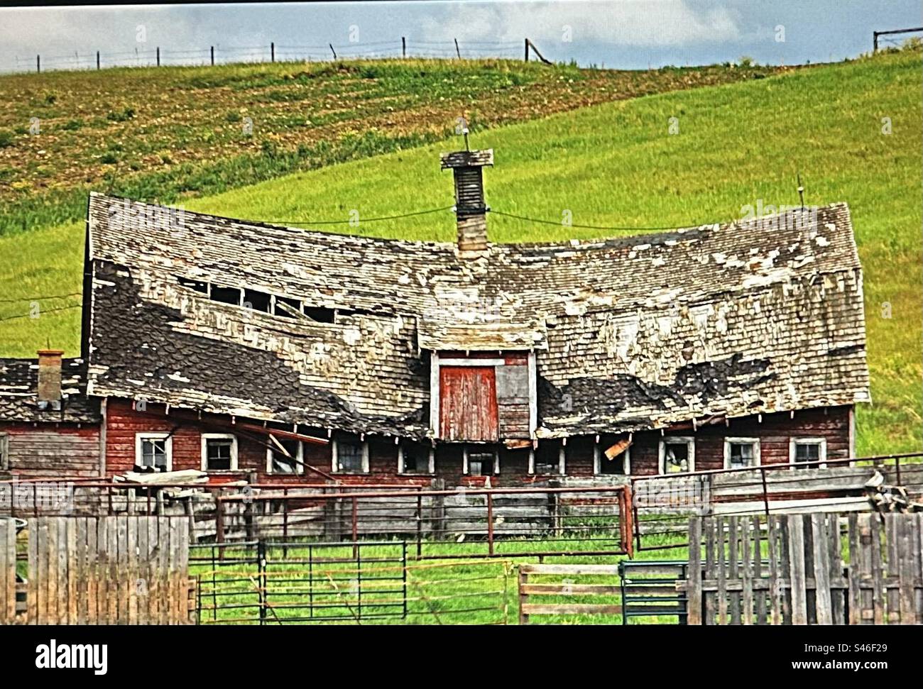 Old barn, historic, deteriorating, sagging, tired Stock Photo - Alamy