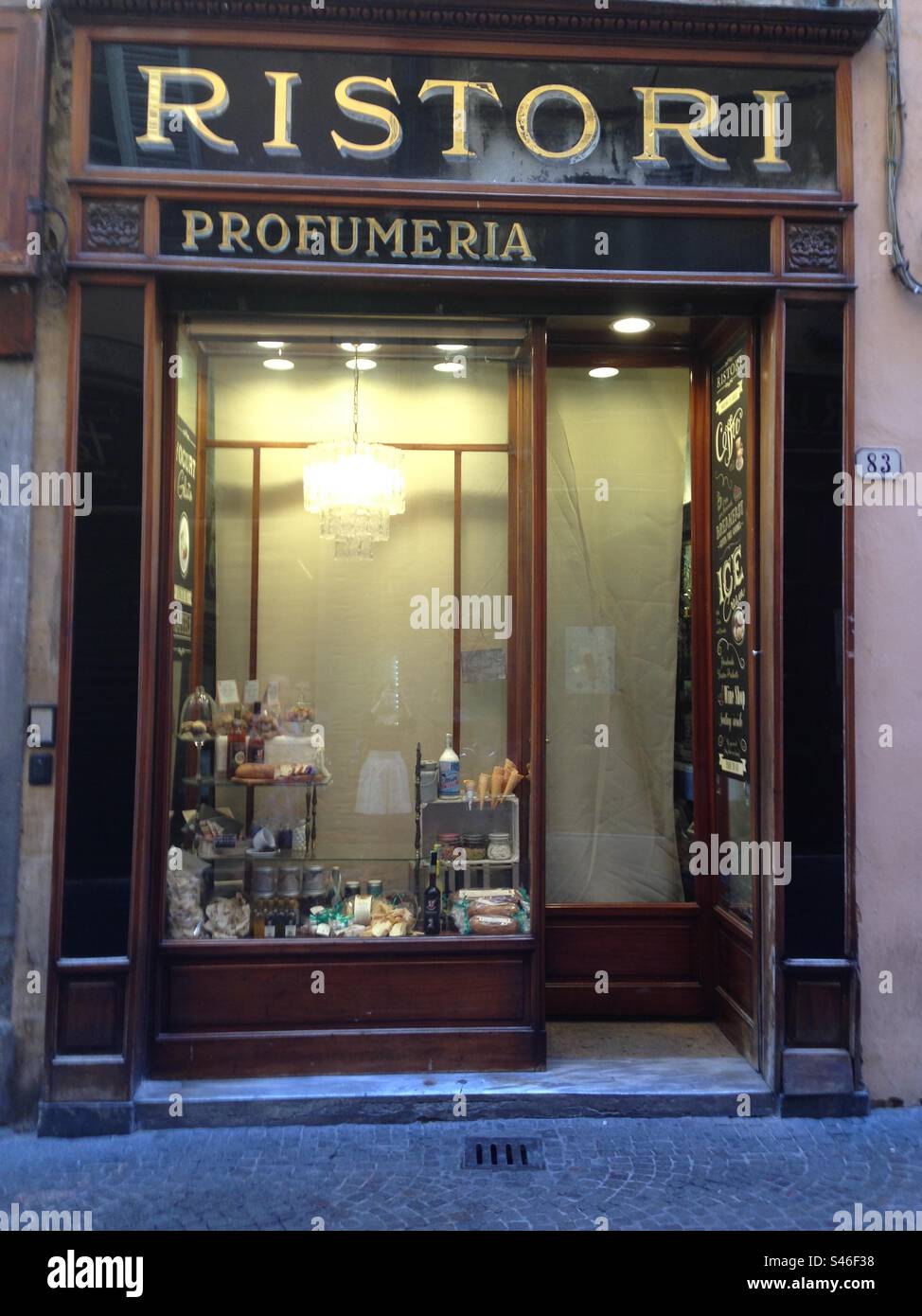 Old shopfront hi-res stock photography and images - Alamy