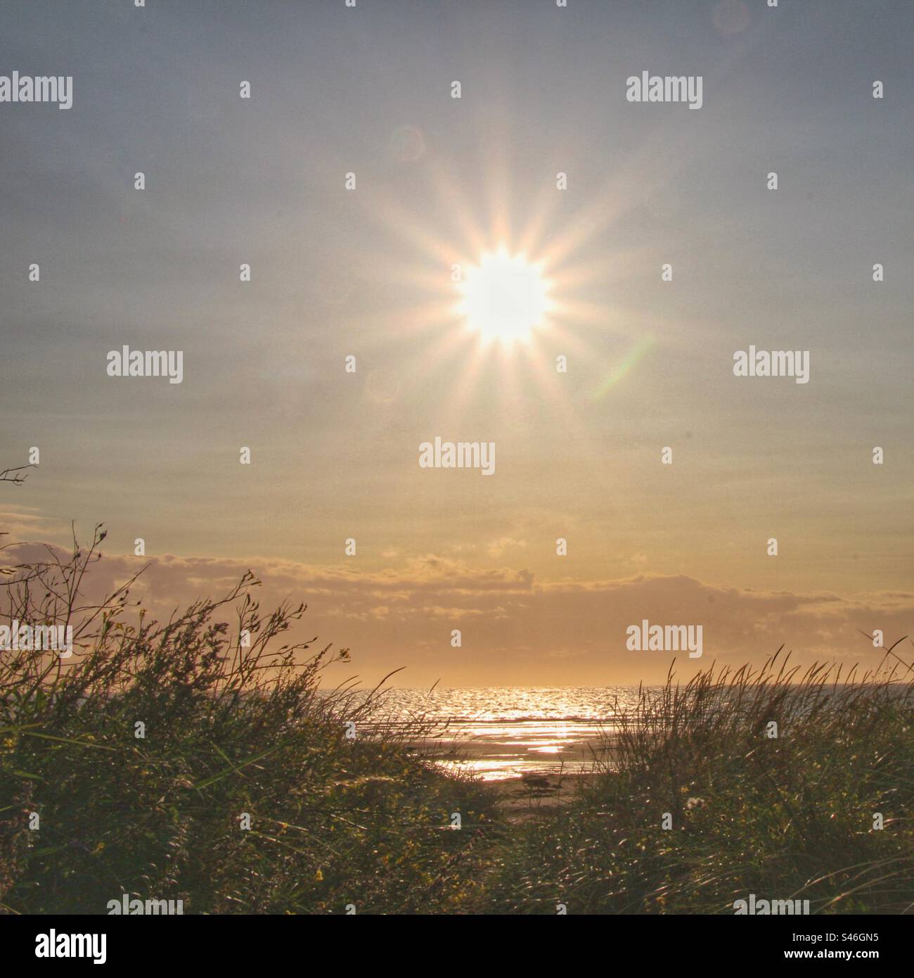 Glimpse of the sun hi-res stock photography and images - Alamy