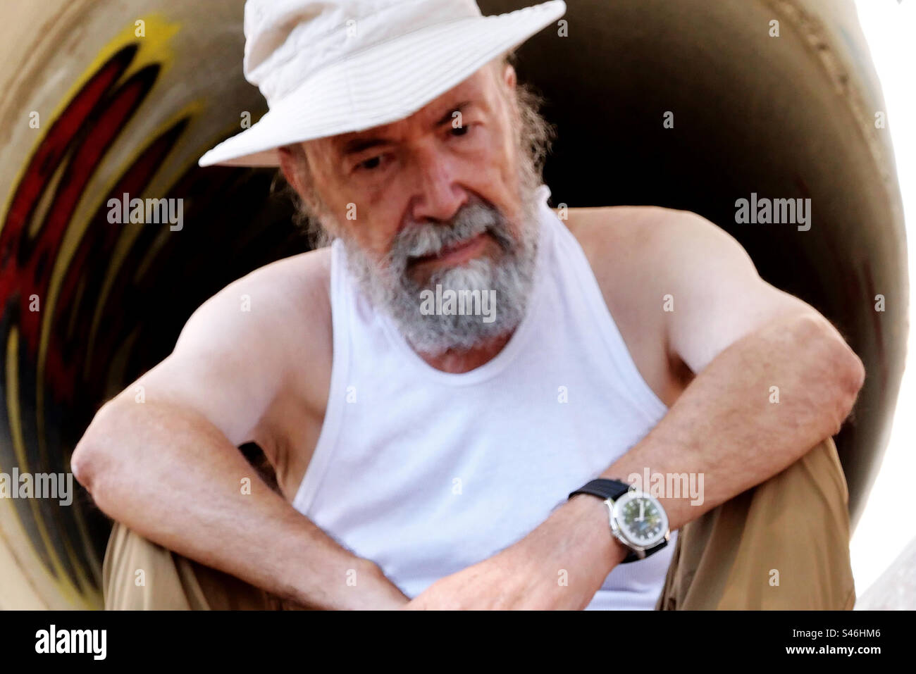Old man looking down hi-res stock photography and images - Alamy