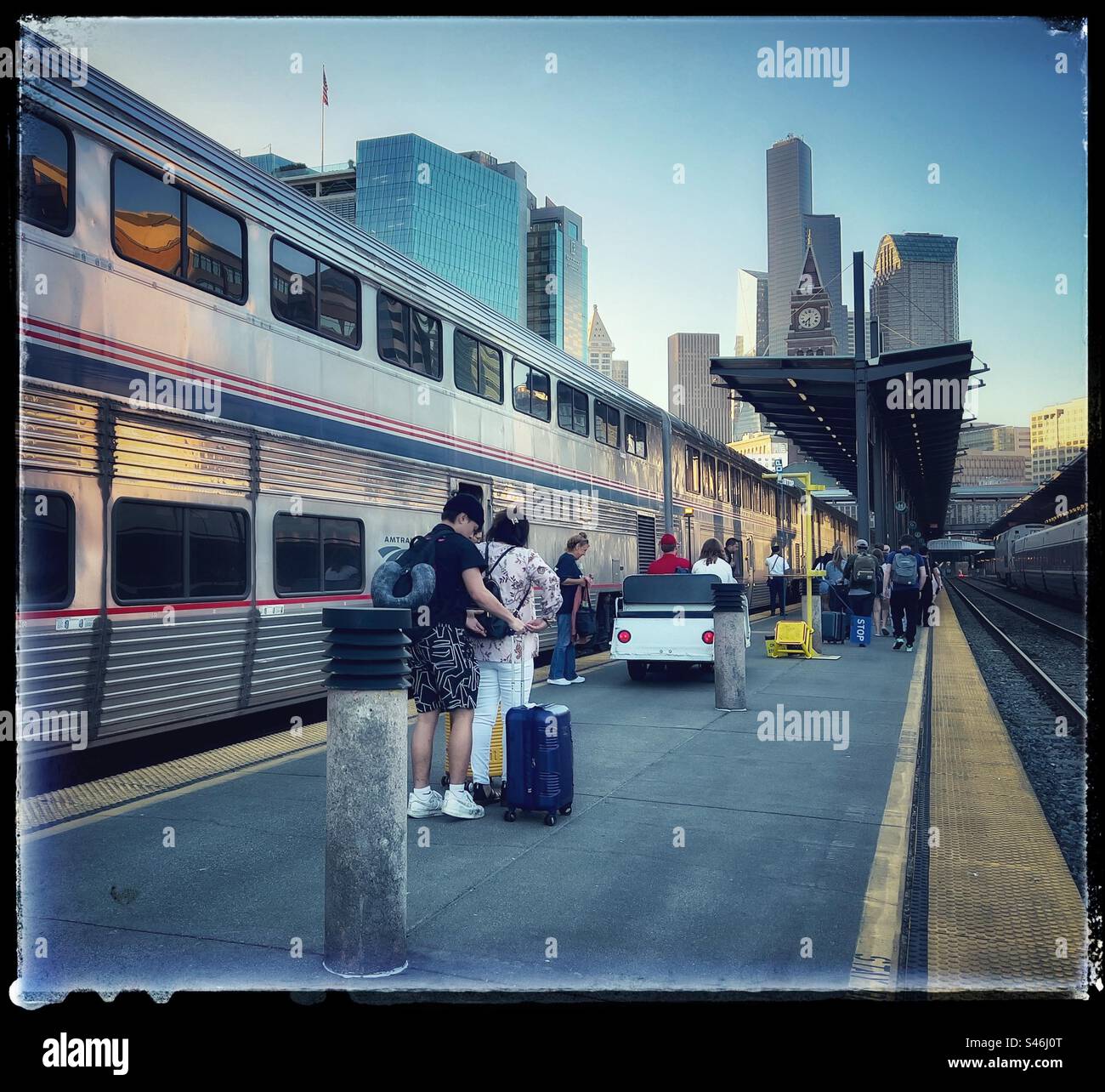 Railroad station in downtown smartphone stock photos and images - Alamy