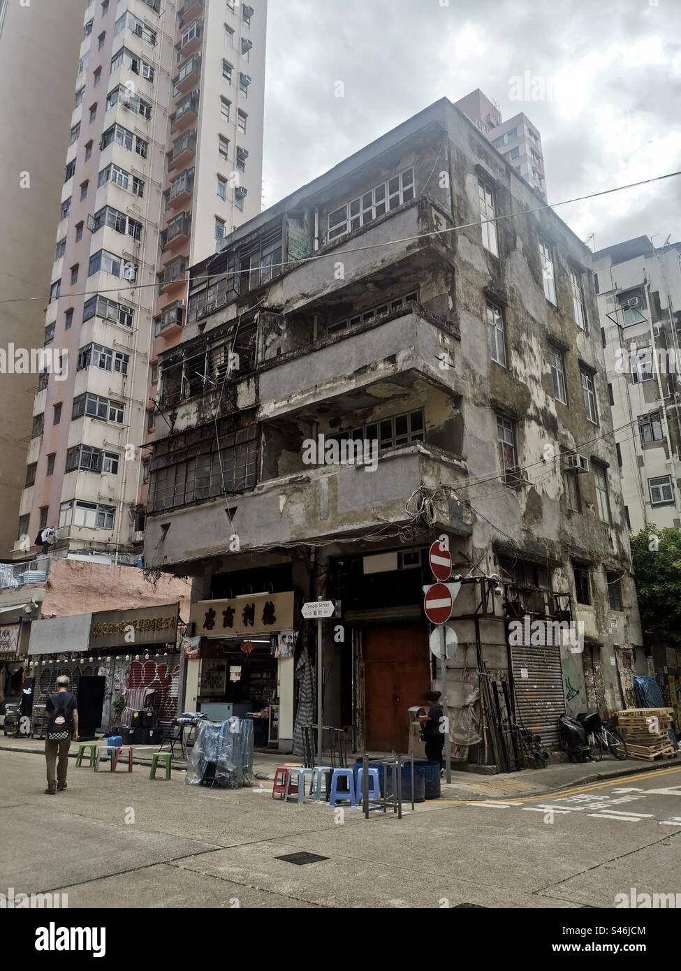 An old crumbling building on Temple street in Kowloon, Hong Kong Stock ...