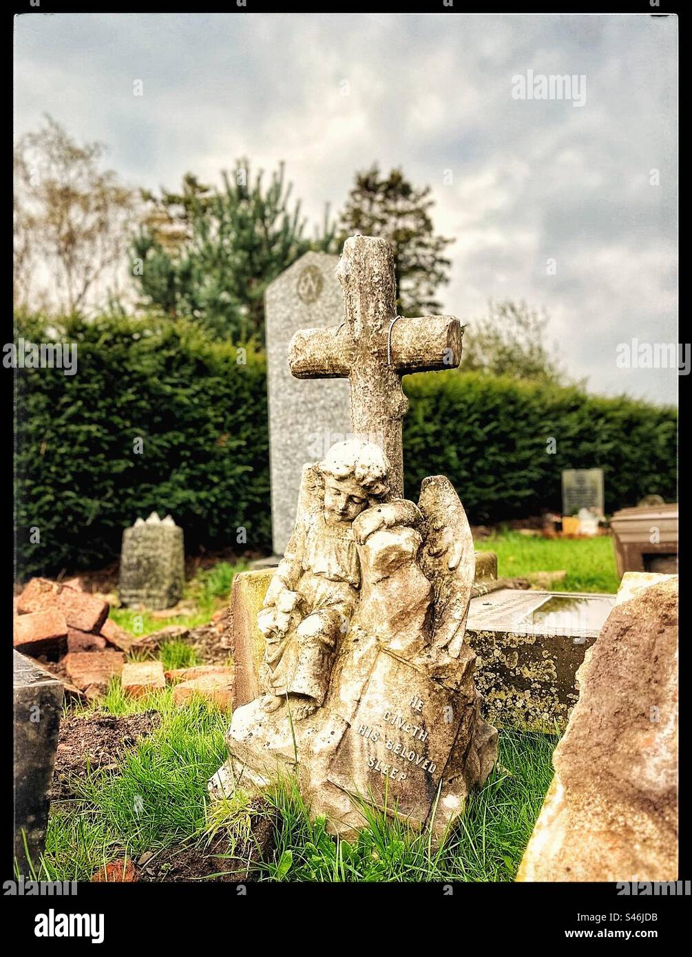 Angel sculpture cemetery hi-res stock photography and images - Alamy