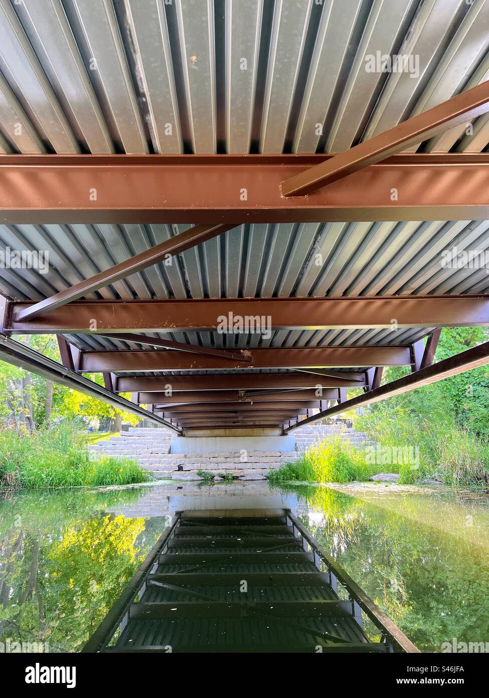 Underneath bridges hi-res stock photography and images - Alamy