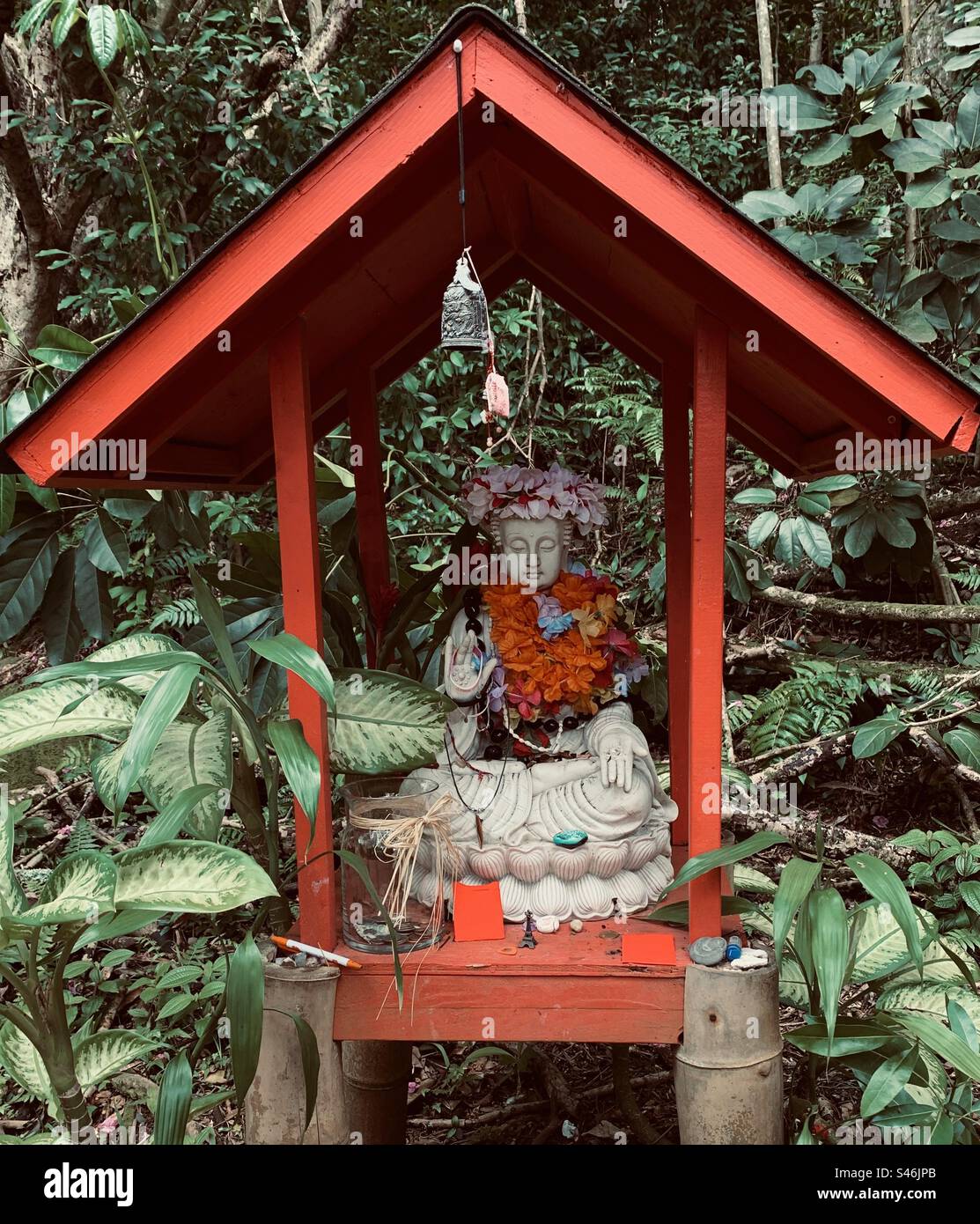 Small buddha shrine hi-res stock photography and images - Alamy
