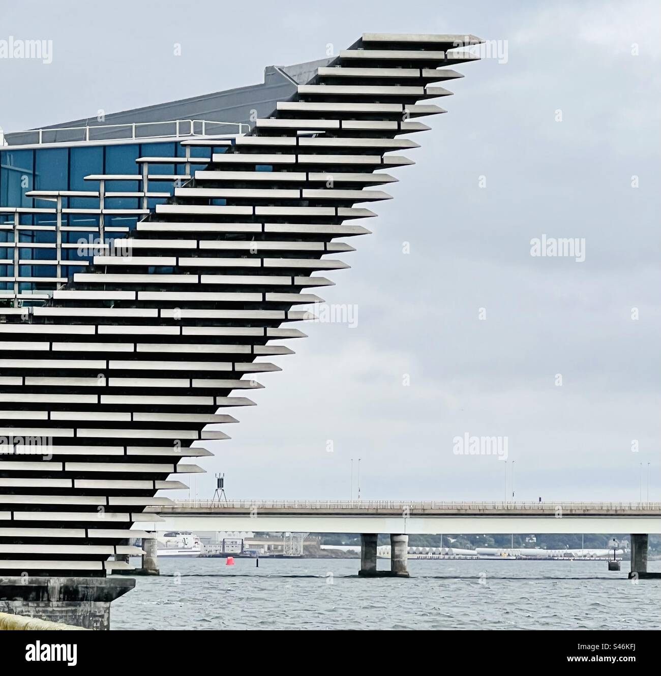 V&A, Dundee with Tay Bridge in the background Stock Photo - Alamy