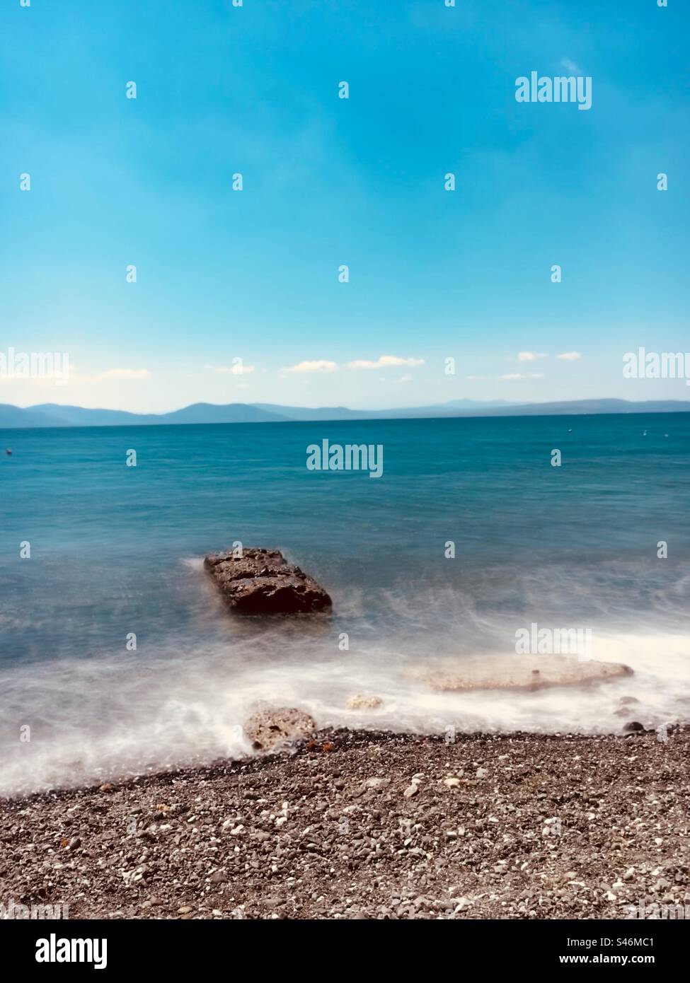 Breaking water hi-res stock photography and images - Alamy