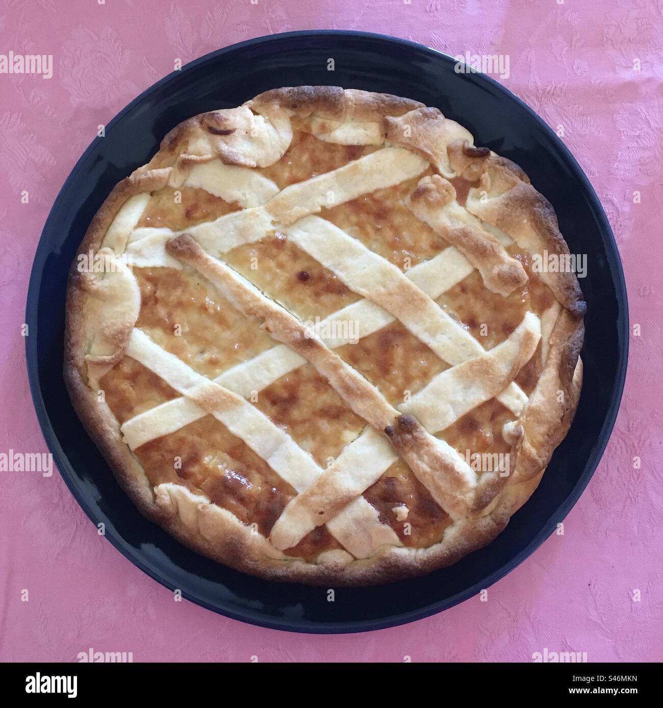 Pastiera. Dolce napoletano. Neapolitan dessert Stock Photo - Alamy