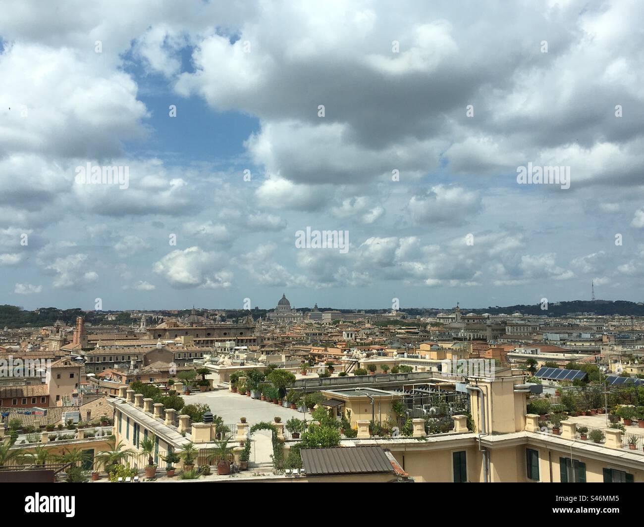 Veduta di Roma con la Basilica di san Pietro in lontananza sotto un ...