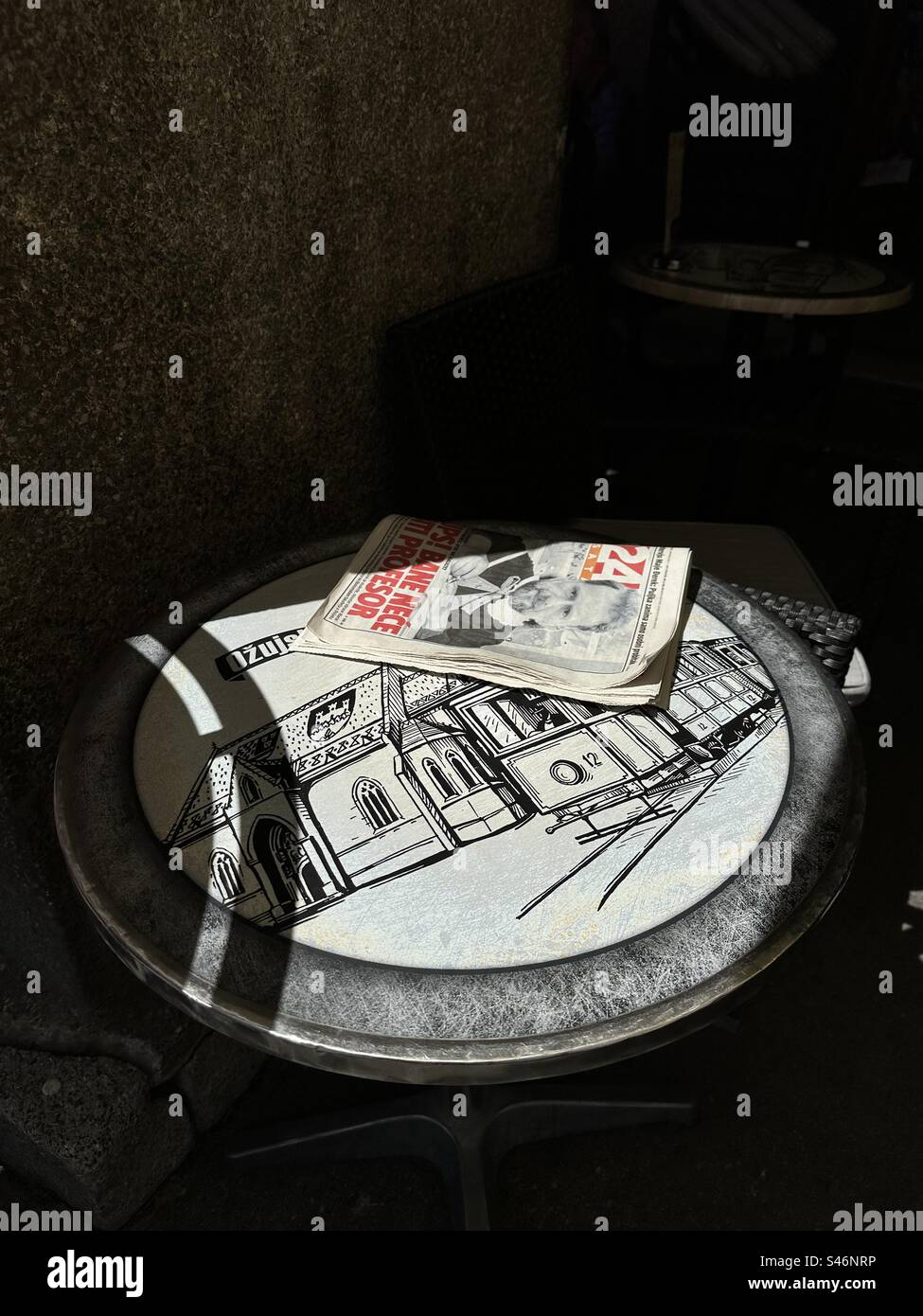 Empty table with newspaper Stock Photo - Alamy