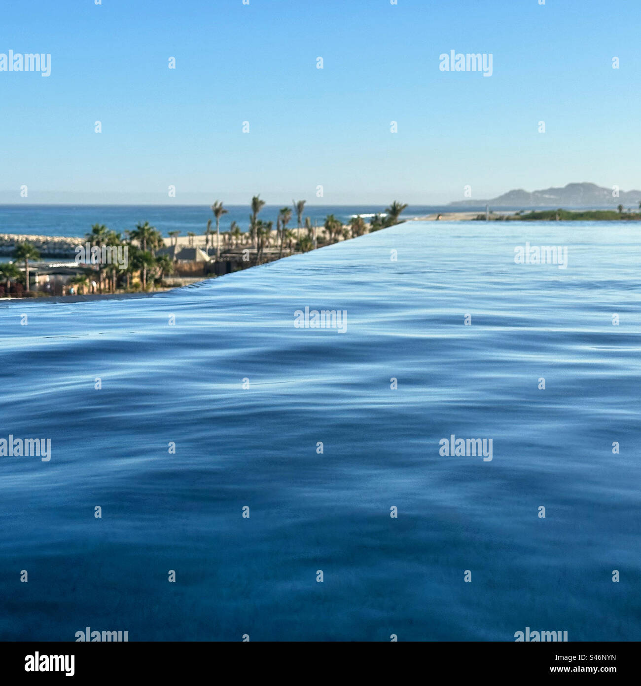 Piscina del hotel tropical hi-res stock photography and images - Alamy