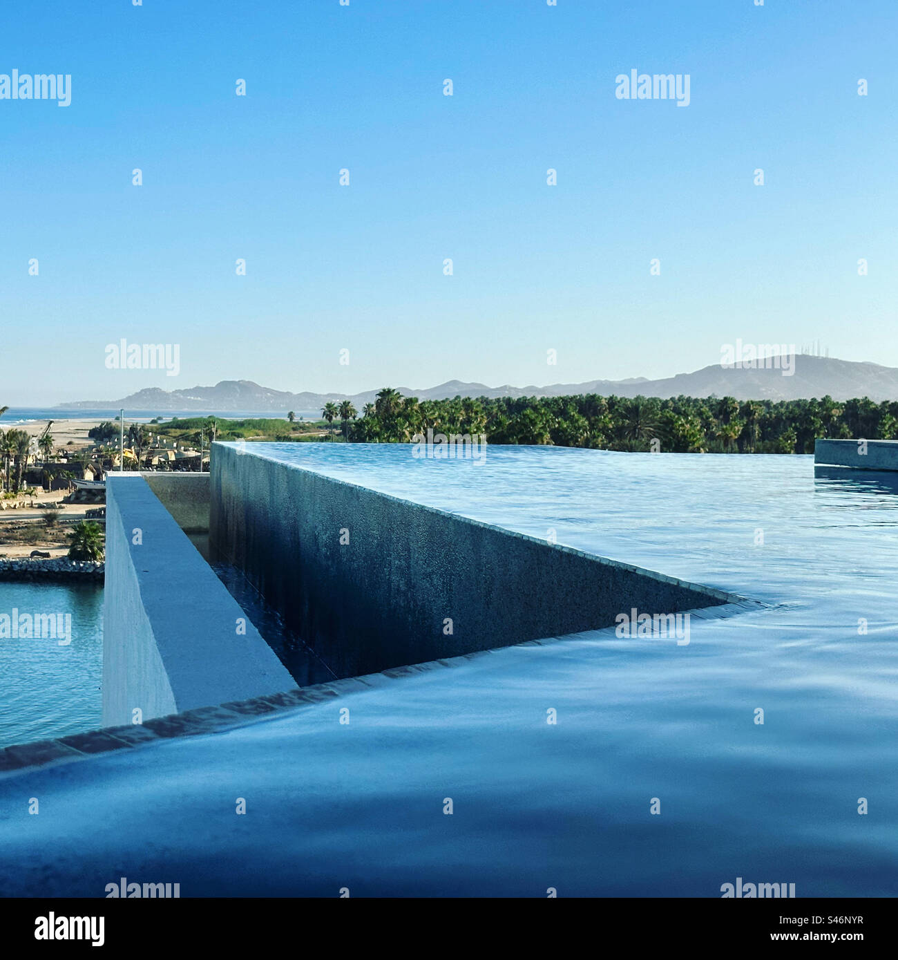 Piscina del hotel tropical hi-res stock photography and images - Alamy