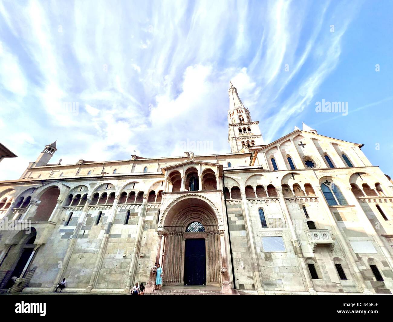 Cathedral of modena with tower torre ghirlandina hi-res stock ...