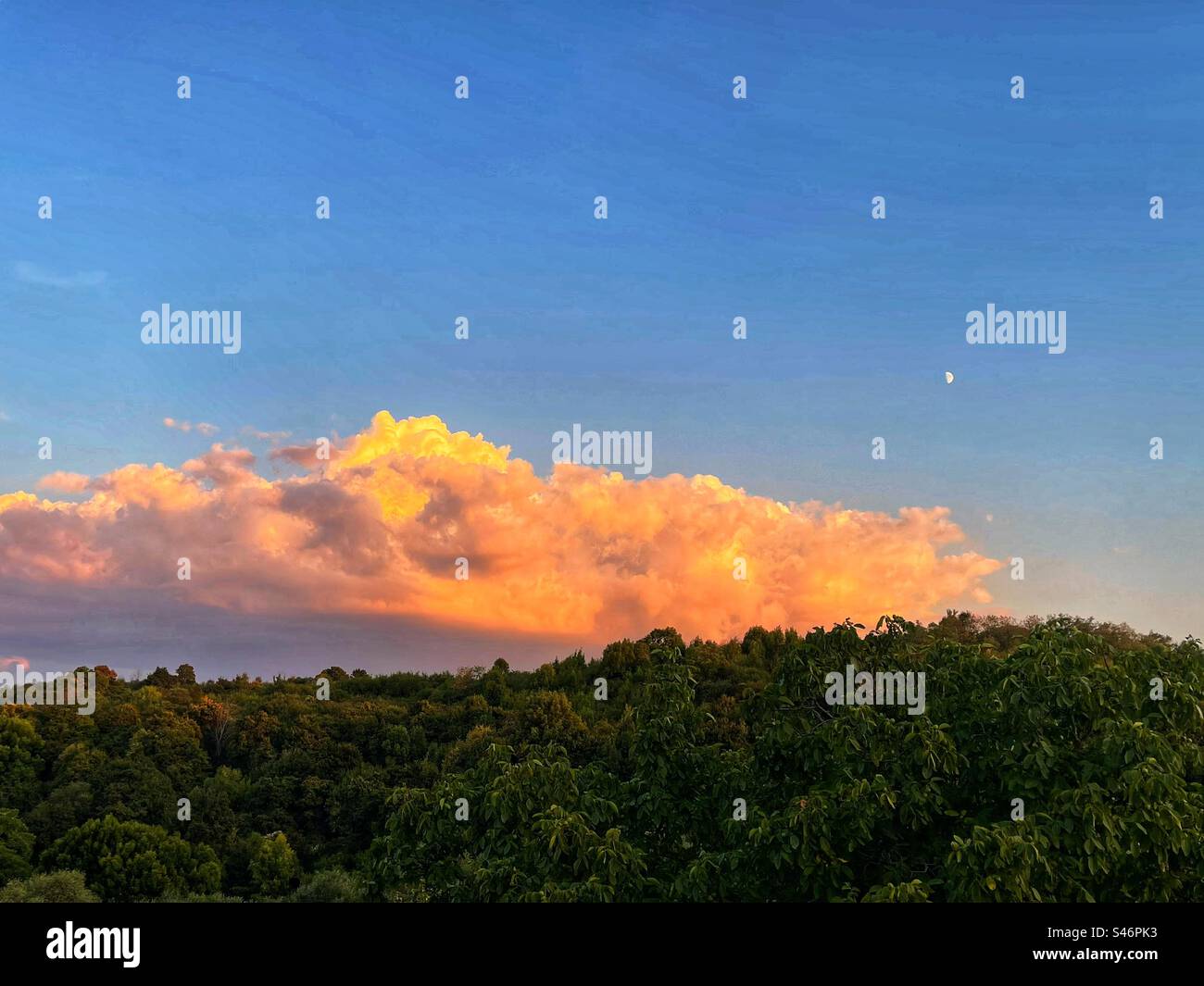 Moon over hills hi-res stock photography and images - Alamy