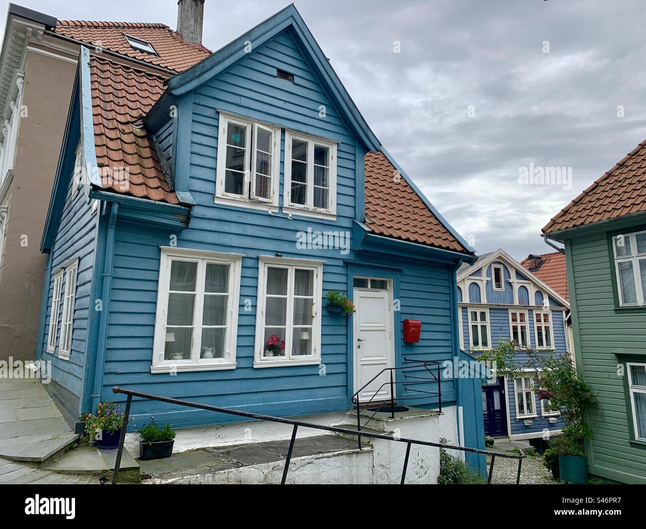 Traditional Norwegian home in blue wood Stock Photo - Alamy