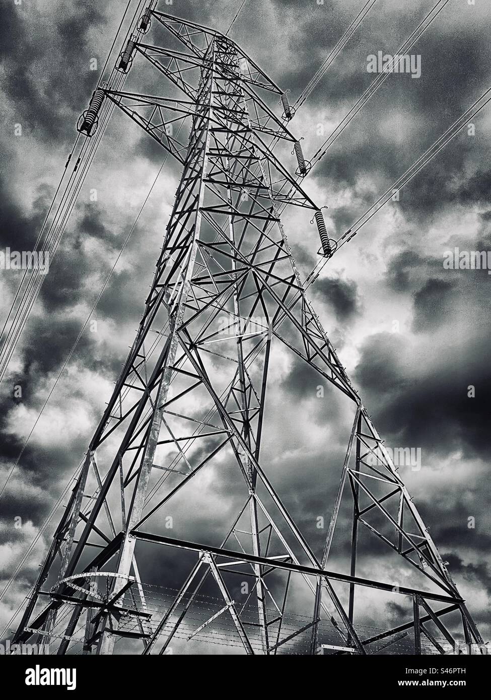 Pylon uk lightning hi-res stock photography and images - Alamy
