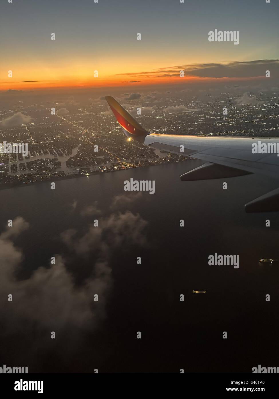 Airplanes sunset hi-res stock photography and images - Alamy