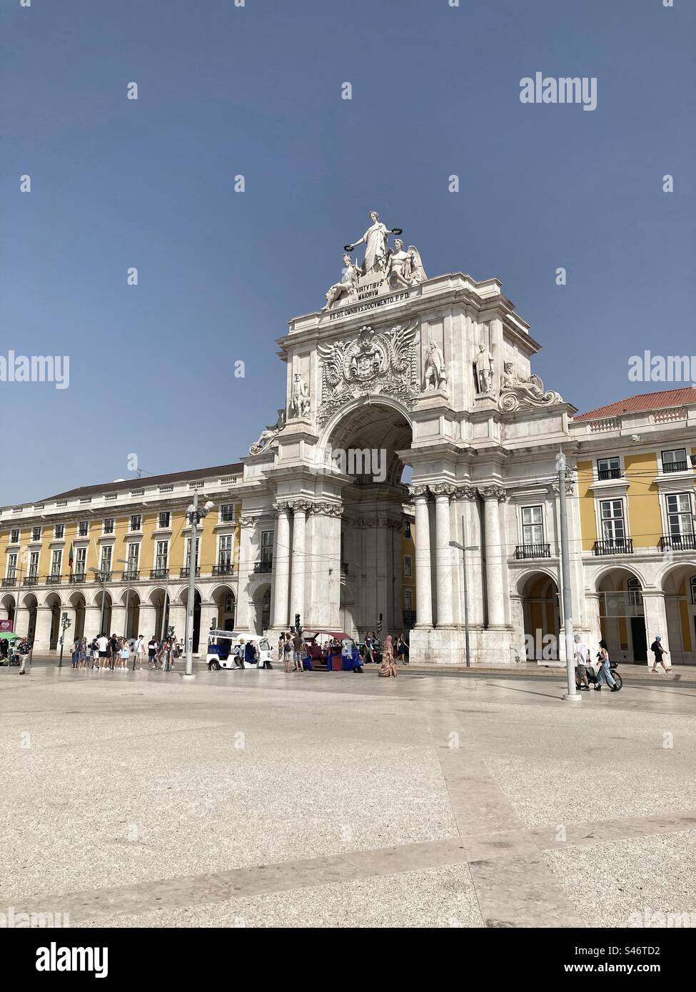Pombaline downtown showing arch of Rua Augusta, at Terreiro do Paço ...