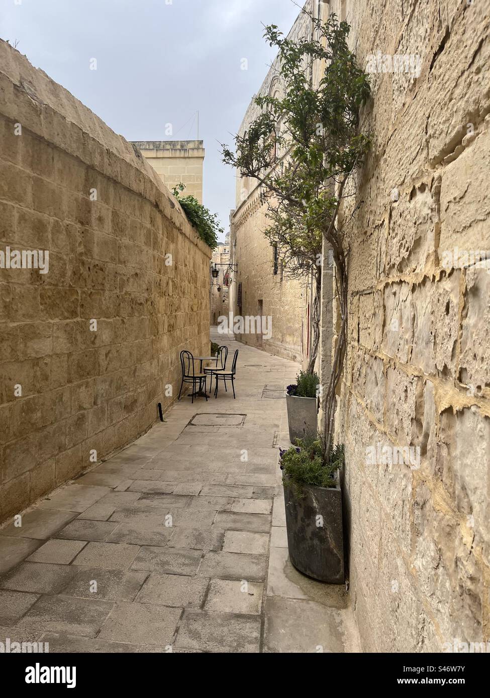 Moody alley hi-res stock photography and images - Alamy