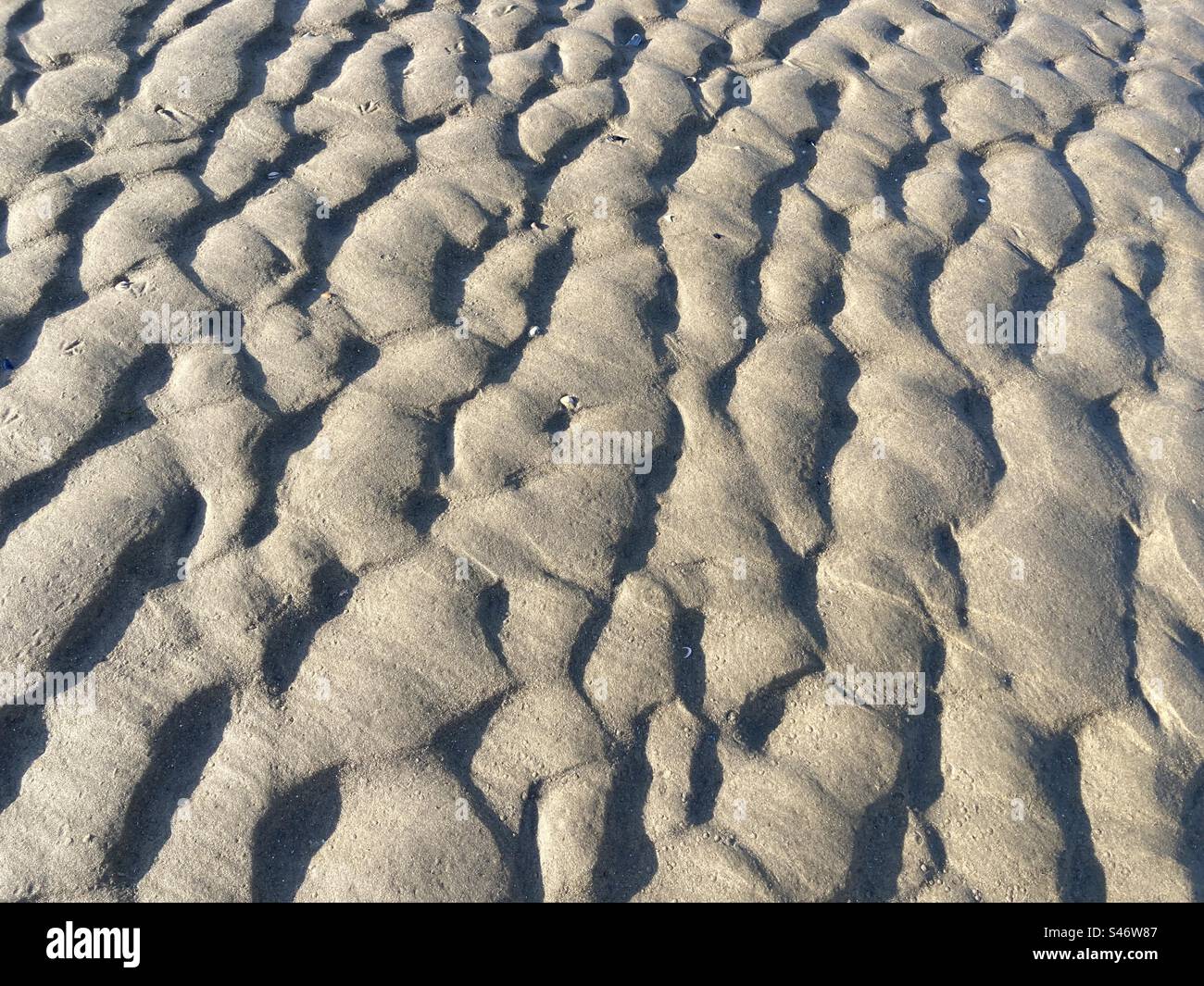 Beach sand wave pattern created by wind and waves Stock Photo - Alamy