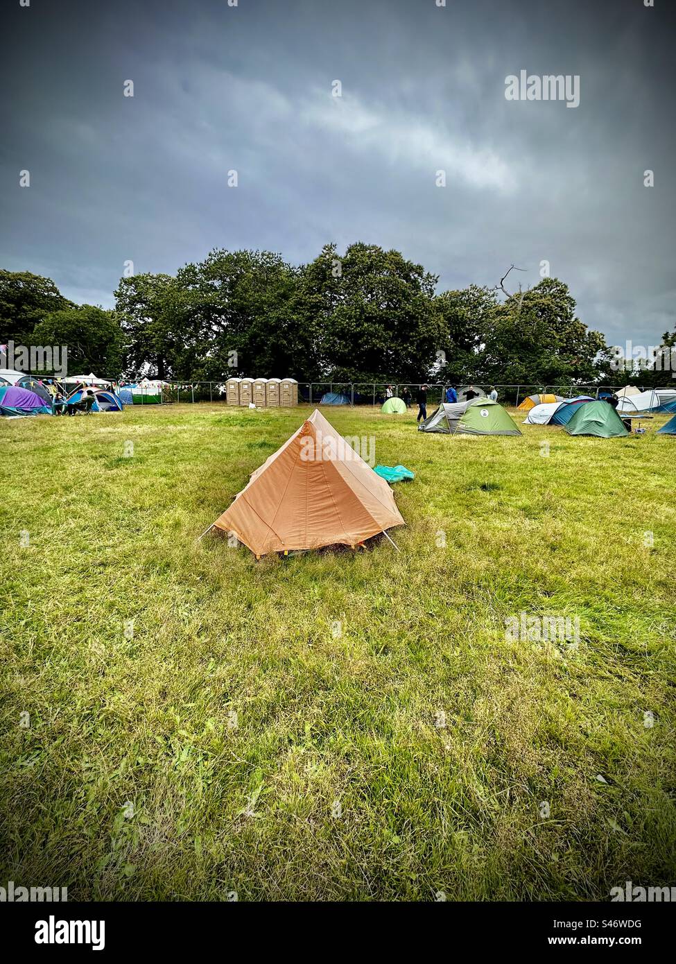 Camping in a field hi-res stock photography and images - Alamy