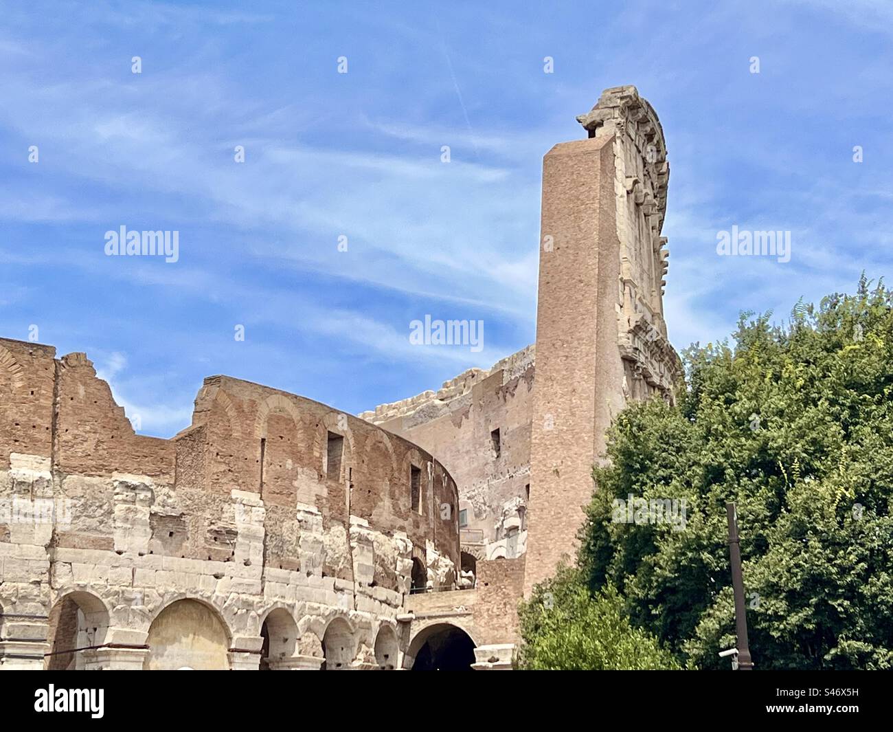 Exterior view of walls of the Roman Colosseum Stock Photo - Alamy