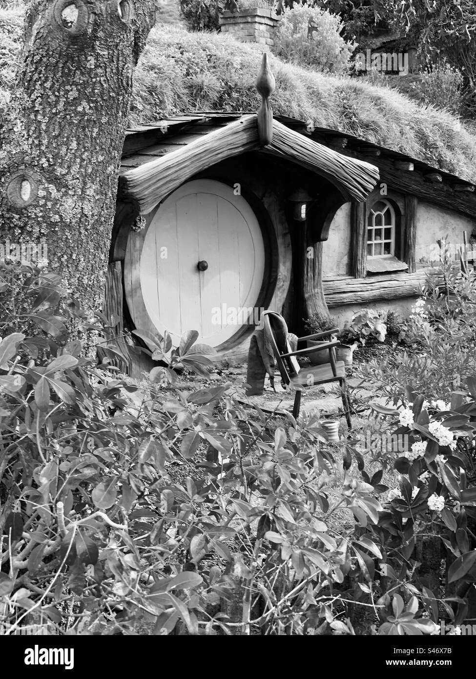 Hobbit house hi-res stock photography and images - Alamy