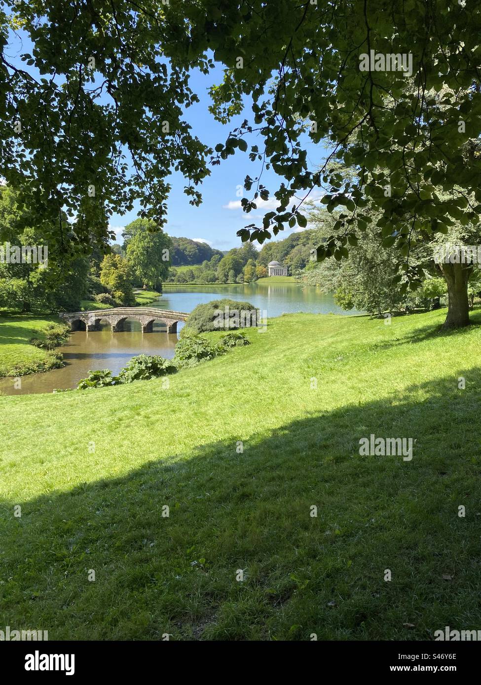 National trust gardens stourhead hi-res stock photography and images ...