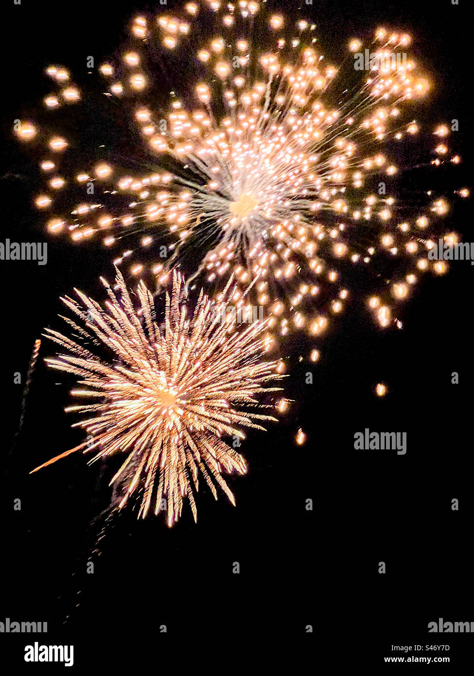 Gold fireworks hi-res stock photography and images - Alamy