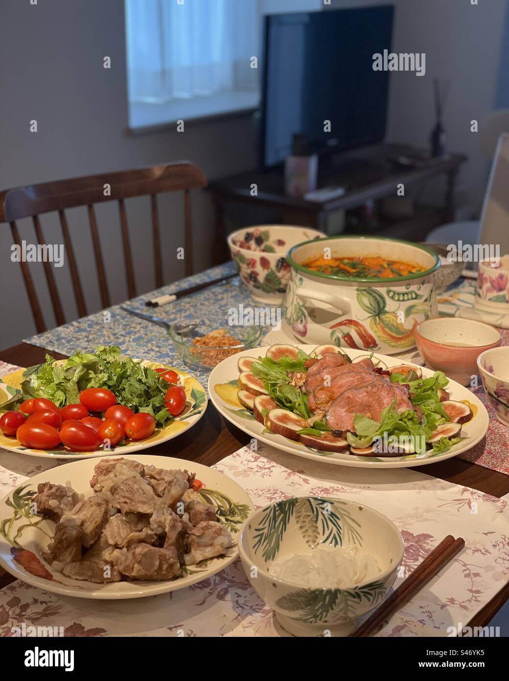 Tv family dinner hi-res stock photography and images - Alamy