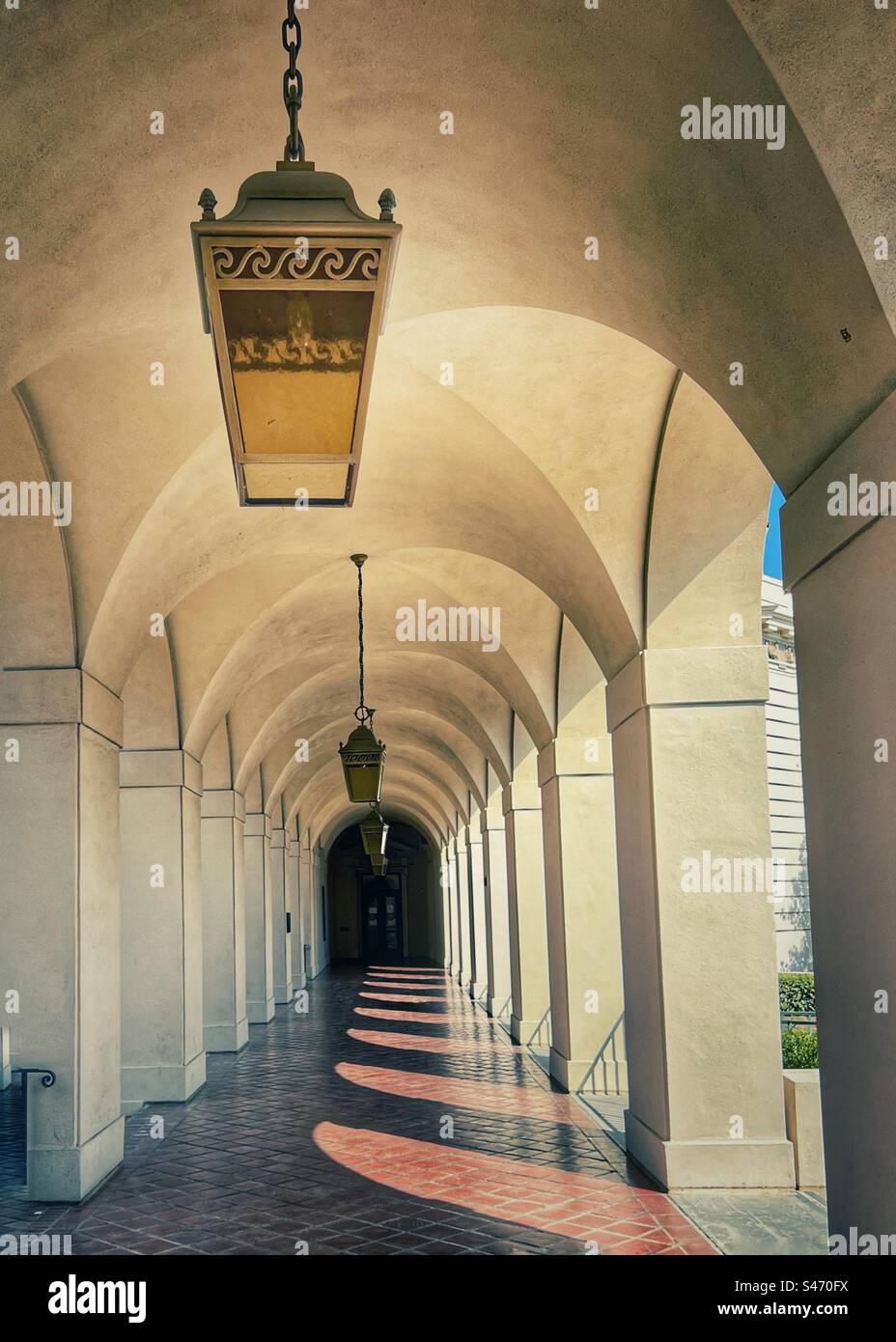 Arched walkway hi-res stock photography and images - Alamy