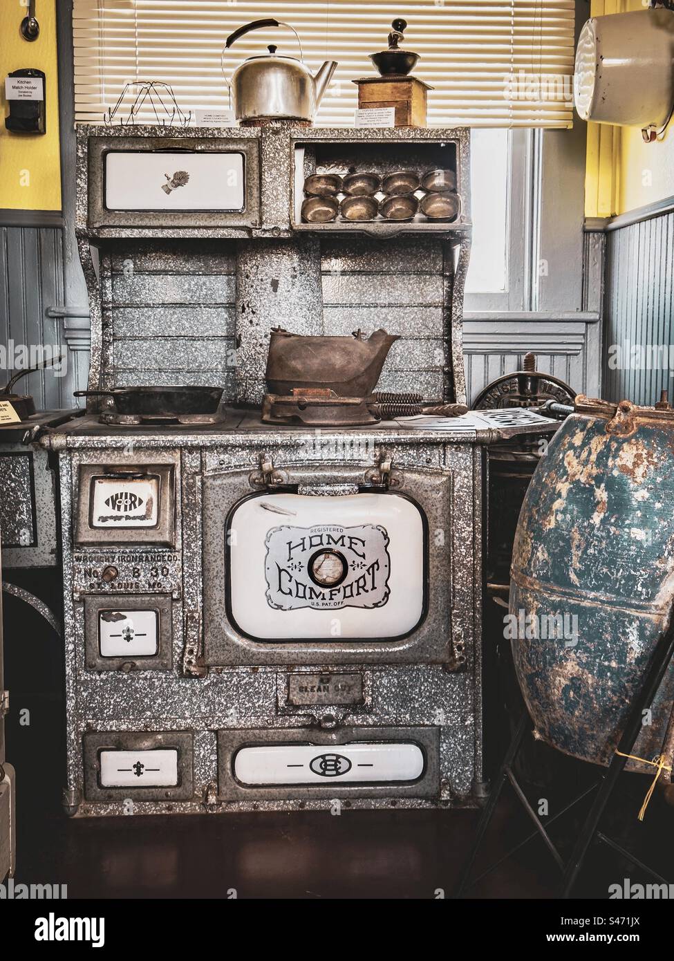 Antique cast iron kitchen stove hi-res stock photography and images - Alamy