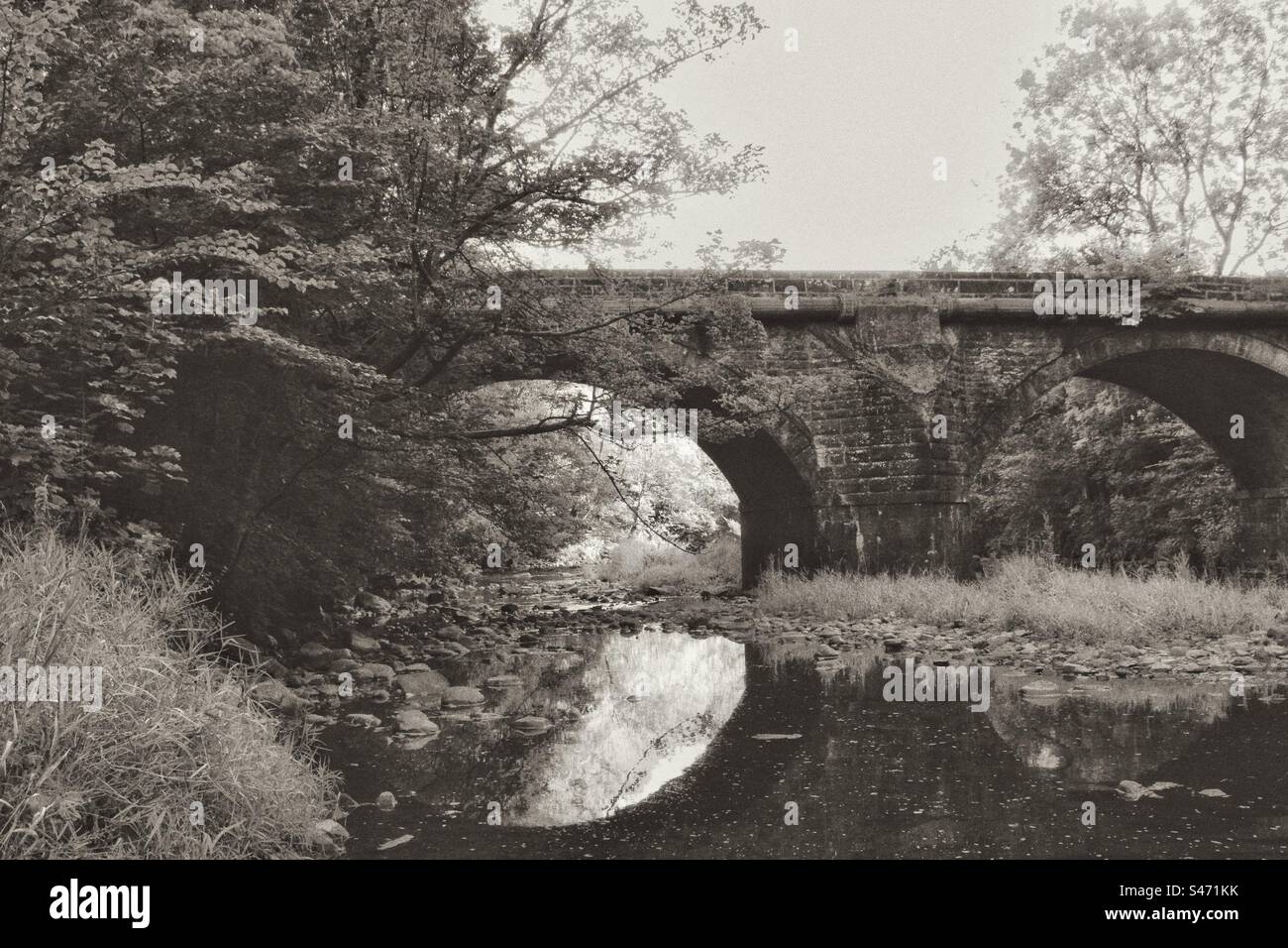 Old sandstone bridge hi-res stock photography and images - Alamy