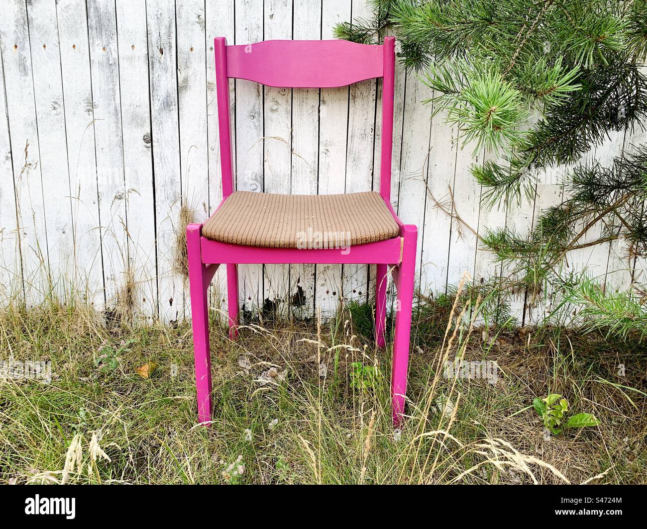 Old abandoned chair hi-res stock photography and images - Alamy