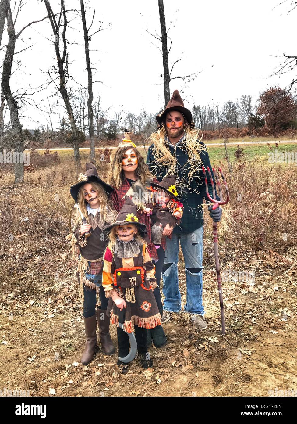 Family of scarecrows hi-res stock photography and images - Alamy