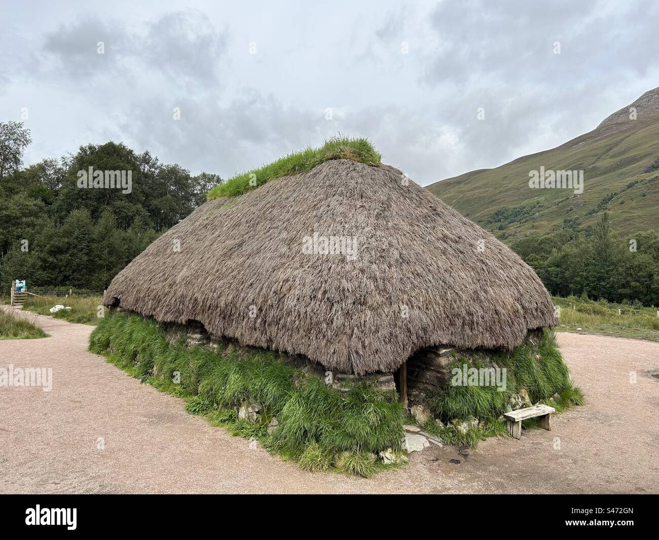 Turf house at glencoe national trust hi-res stock photography and ...
