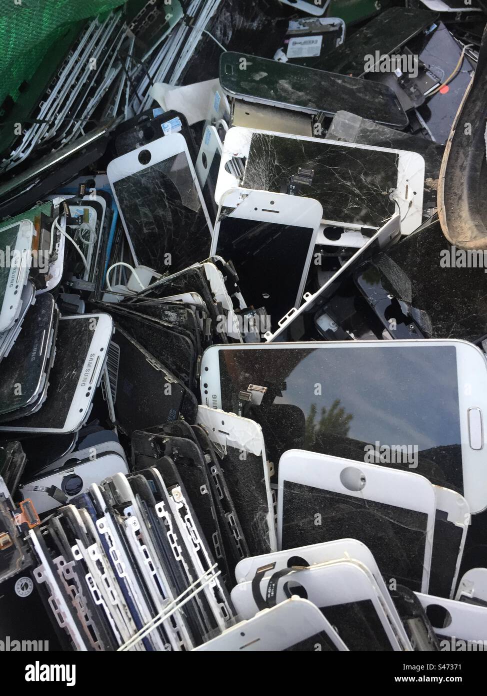 Pile of old broken cell phones Stock Photo - Alamy