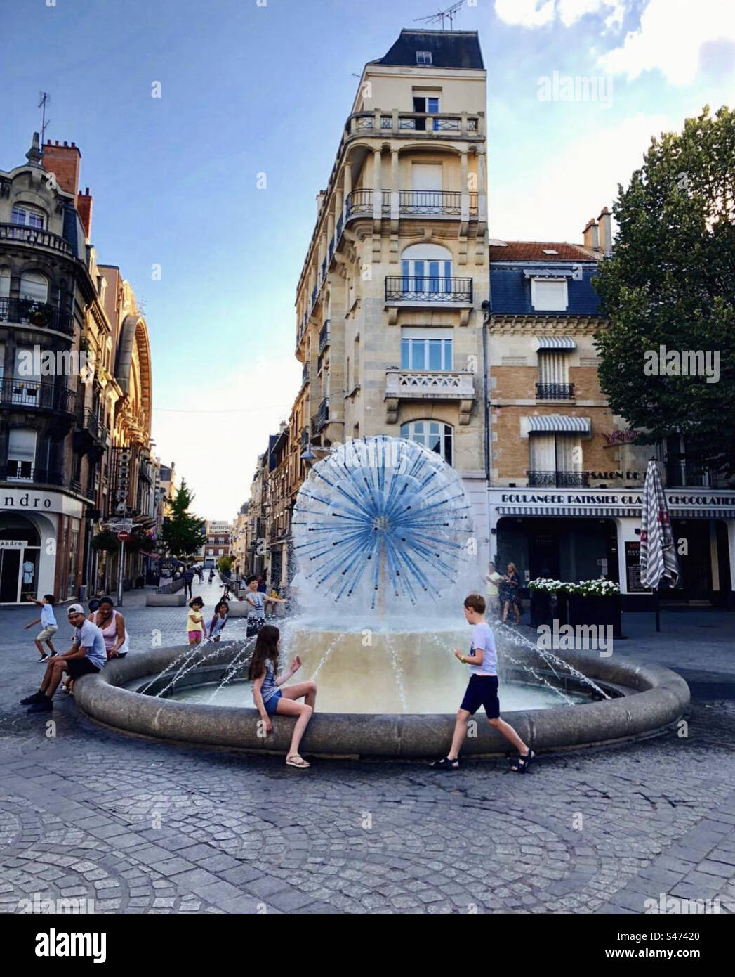 France children playing with water hi-res stock photography and images ...