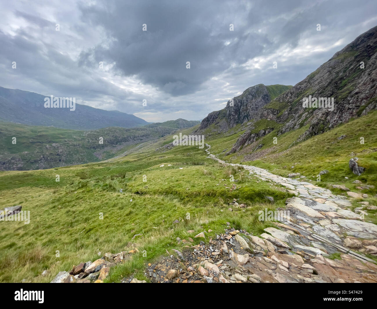 Walking up snowdon hi-res stock photography and images - Alamy