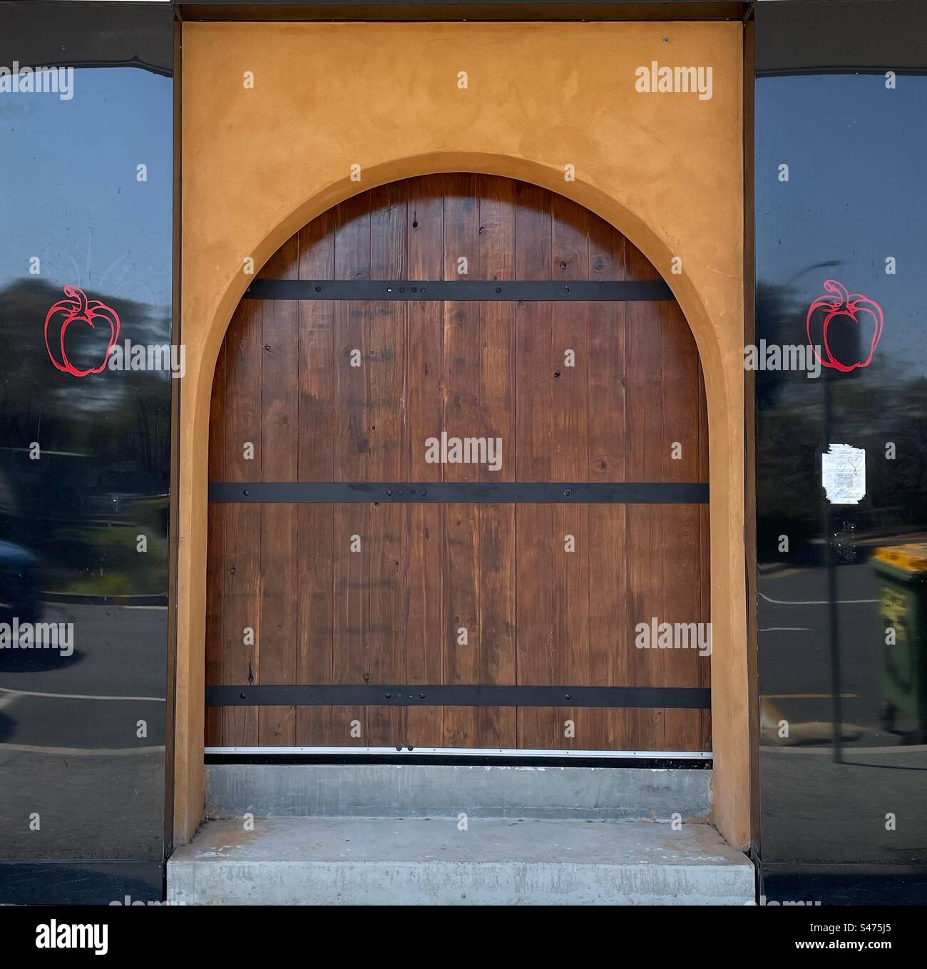 Arched double door hi-res stock photography and images - Alamy