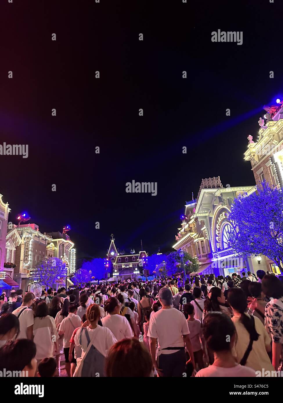 Crowd after the castle fireworks hi-res stock photography and images ...