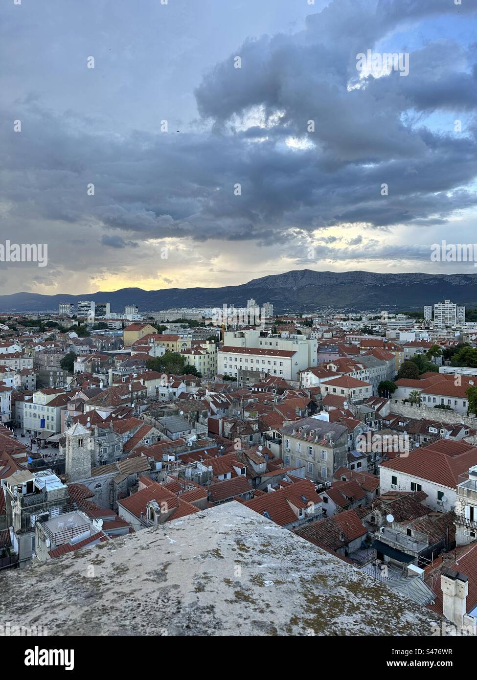 Skyline split hi-res stock photography and images - Alamy