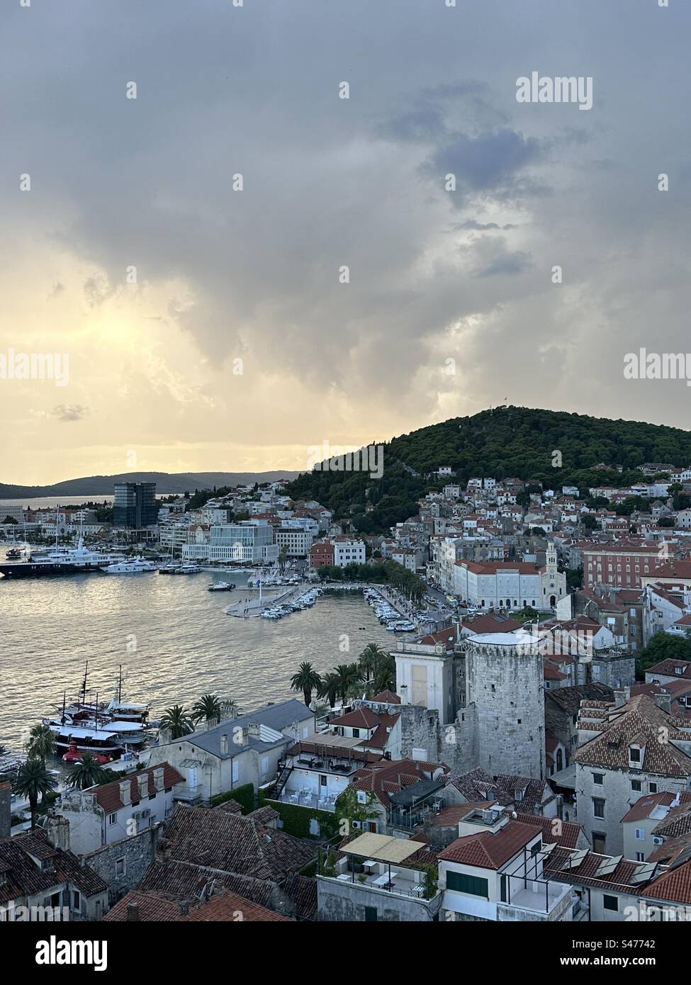 Skyline split hi-res stock photography and images - Alamy