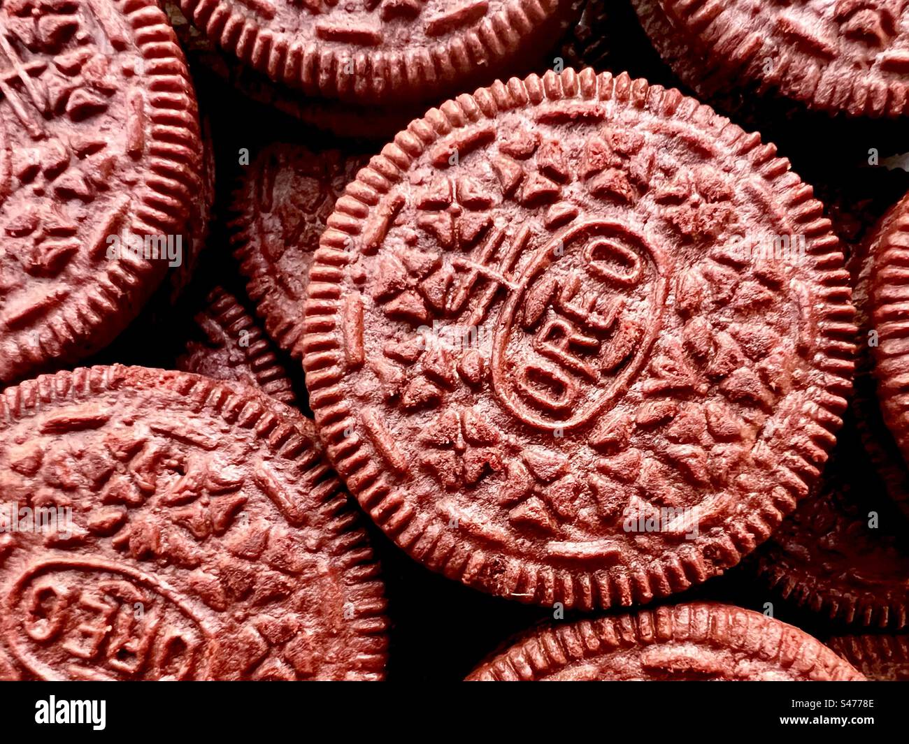 Red velvet Oreos Stock Photo - Alamy