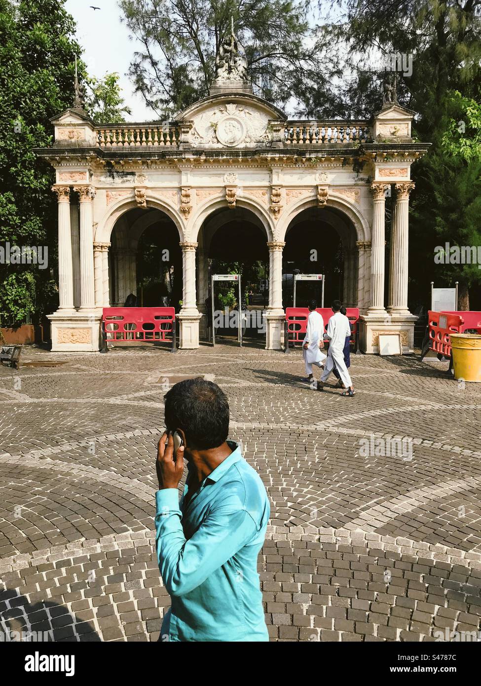 Man talking phone outside smartphone stock photos and images - Alamy